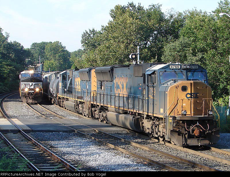 CSX 4769 with Q418